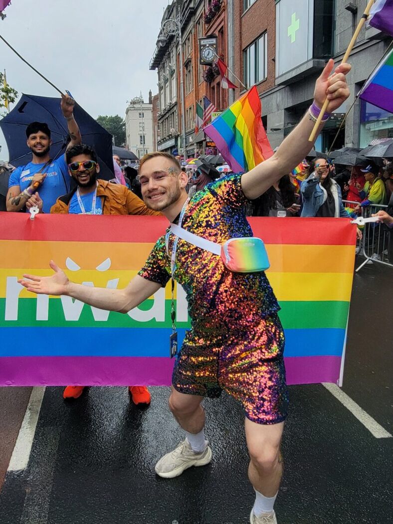 [PHOTOS] Dublin Pride featured umbrellas and fantastic outfits - GayCities
