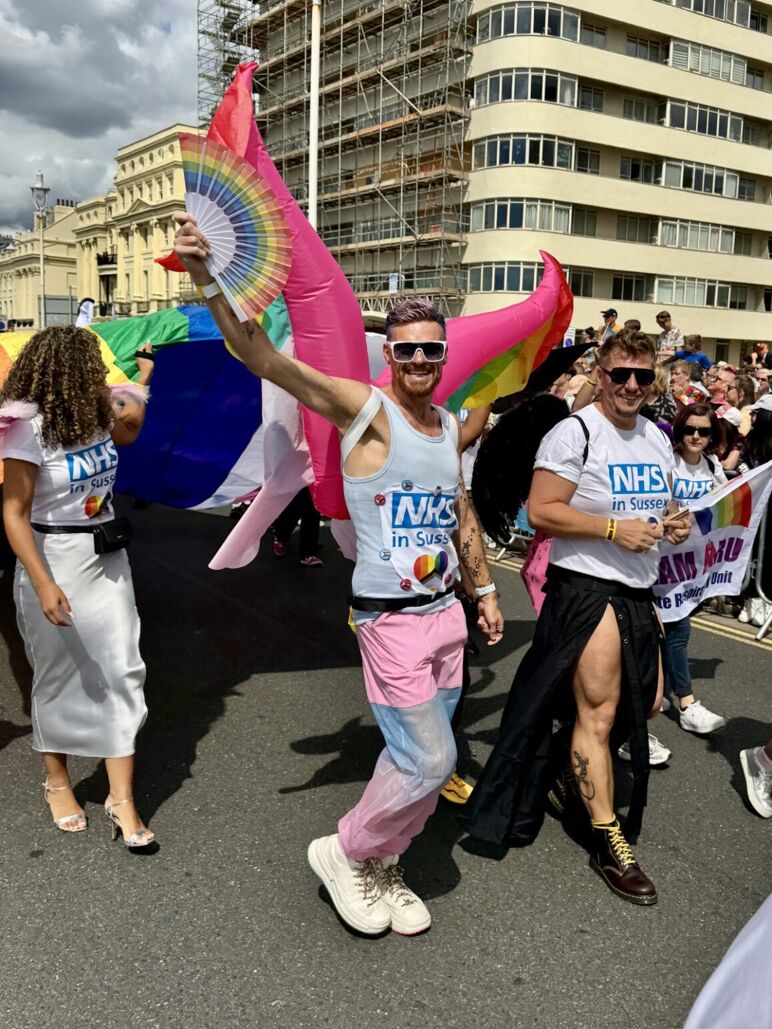12 photos that capture the beauty of Brighton Pride in England - GayCities